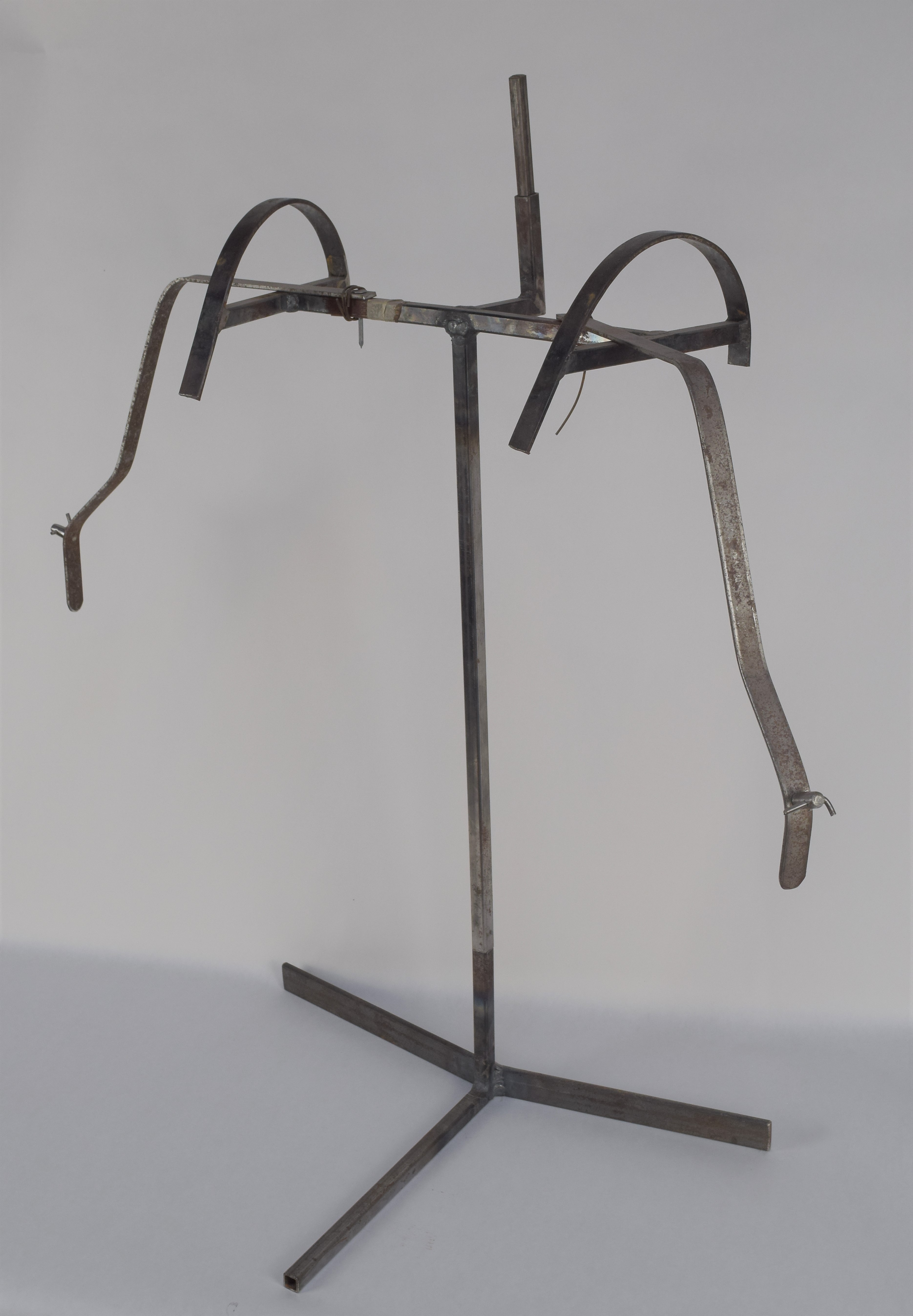 Metal stands and armatures for armor