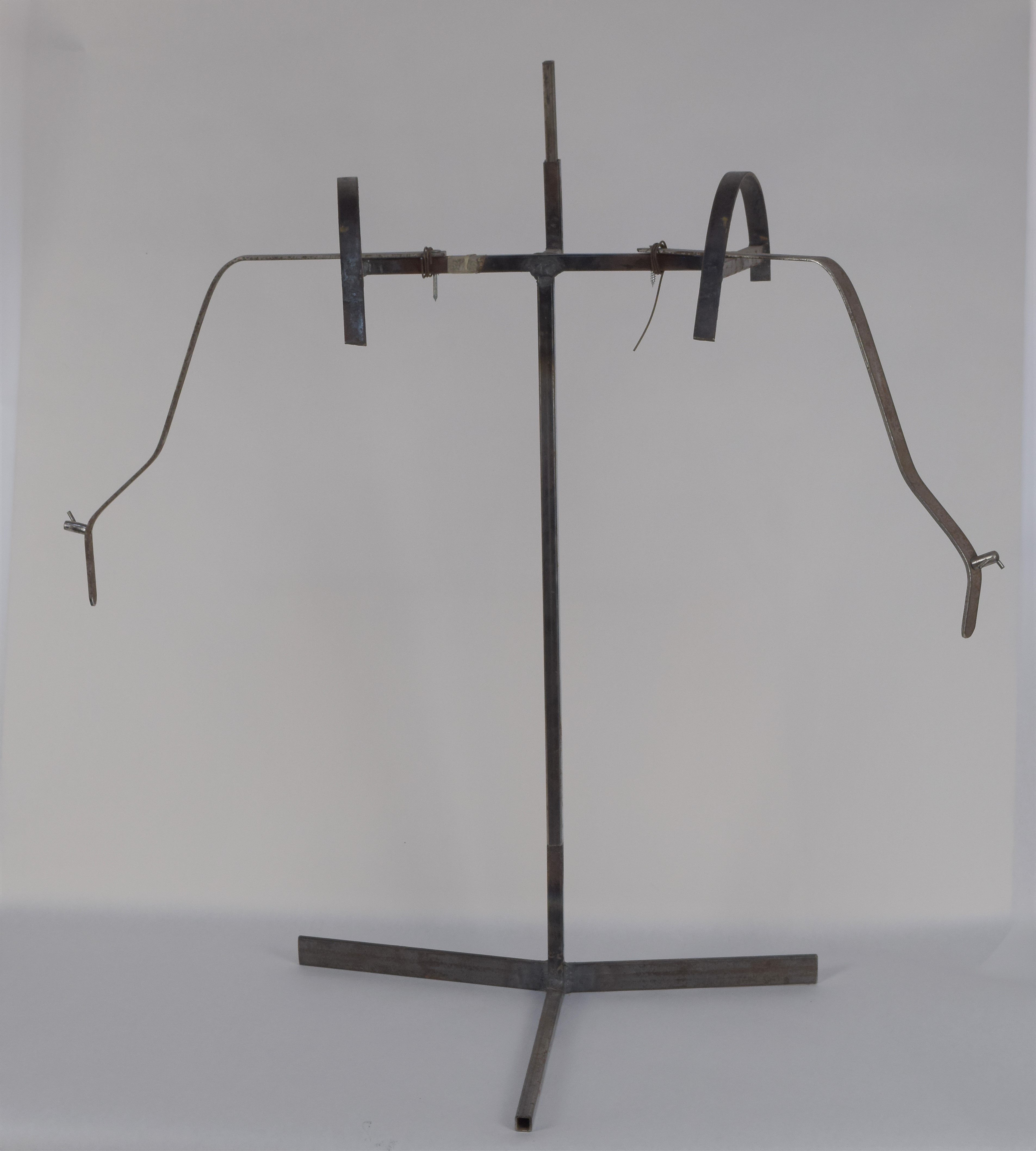 Metal stands and armatures for armor